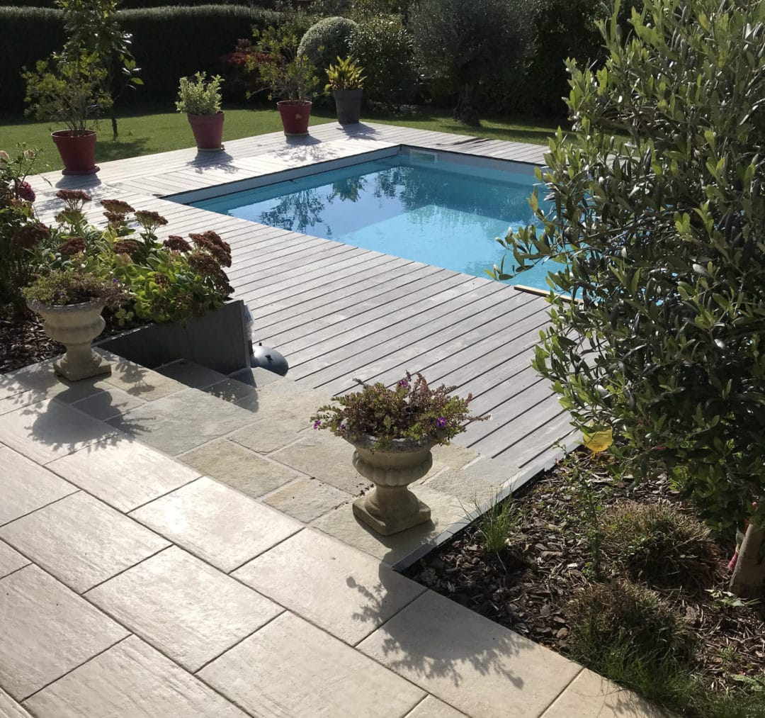 Piscine Coque polyester modèle Sherry Lounge avec volet immergé à ... Piscine Coque polyester modèle Sherry Lounge avec volet immergé à ...